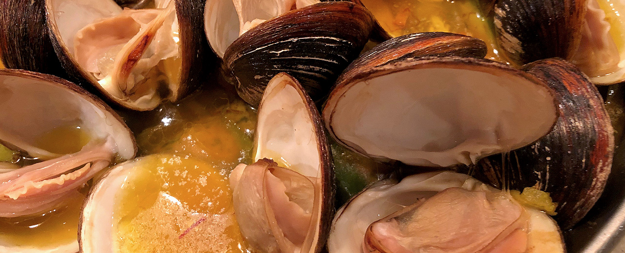 Foodservice Recipe: Broiled Clams with Saffron & Sausage