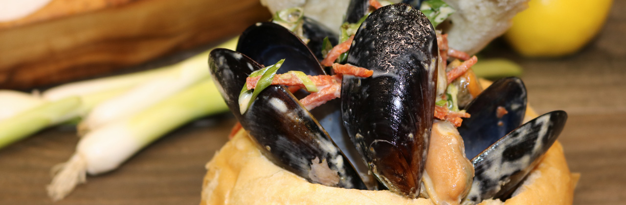 Foodservice Recipe: Mussels in a Bread Bowl